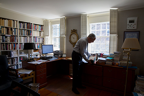 Robert Darnton closes the book — Harvard Gazette