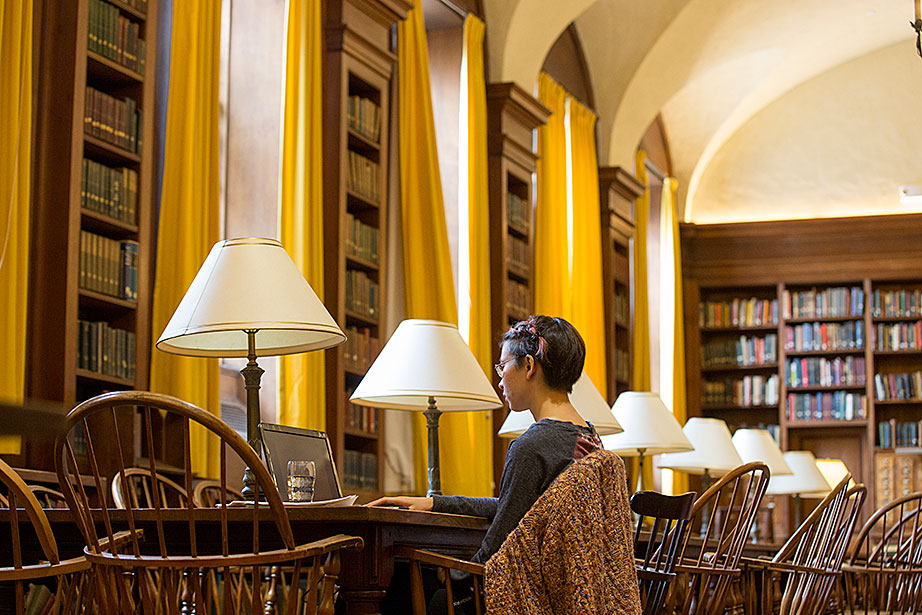 A look inside: Undergraduate House libraries — Harvard Gazette