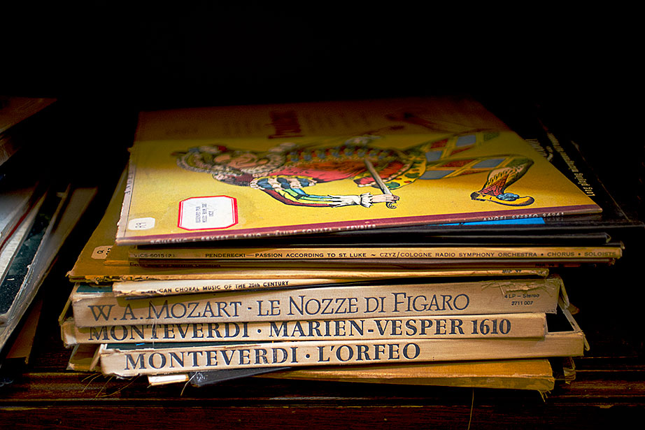 A look inside: Undergraduate House libraries — Harvard Gazette