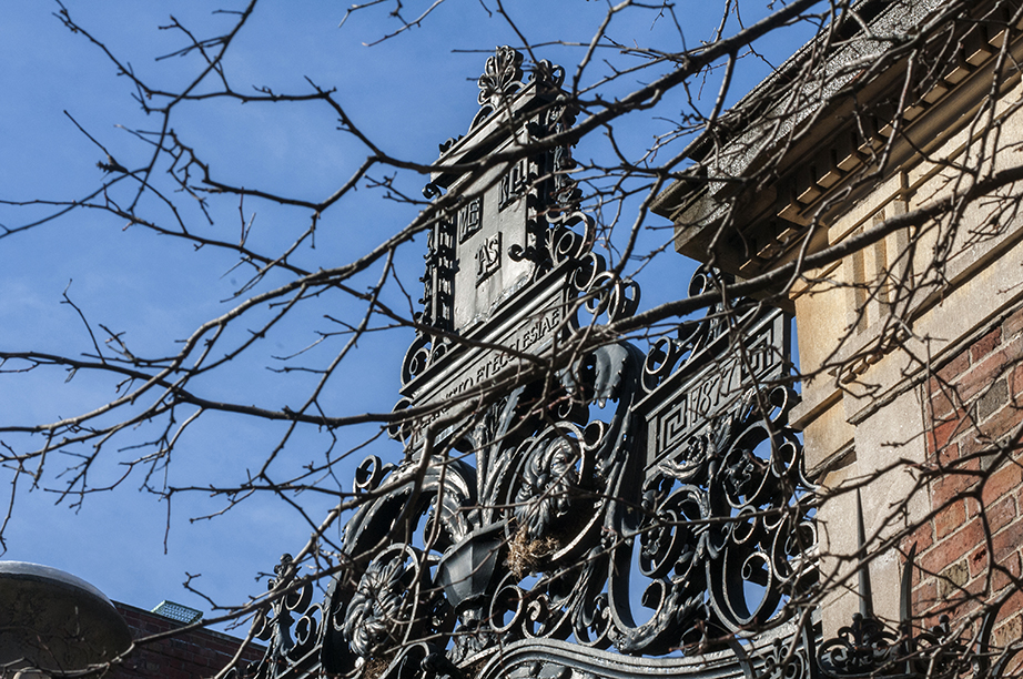 The gates that frame Harvard Yard — Harvard Gazette