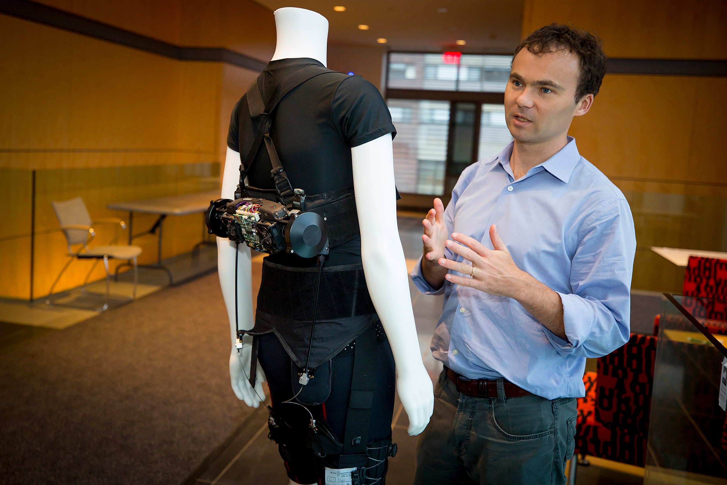 Next generation of robots crawl, run, fly into the real world — Harvard ...