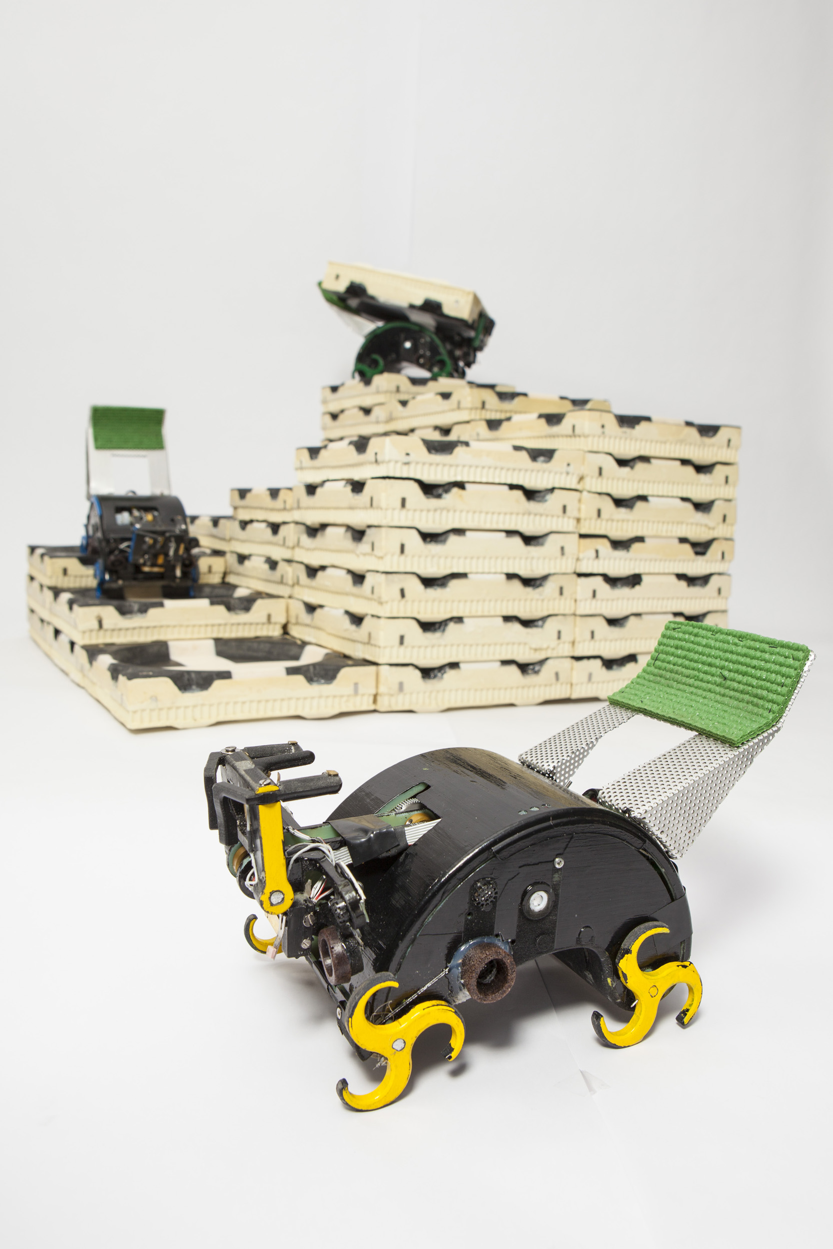 Next generation of robots crawl, run, fly into the real world — Harvard ...
