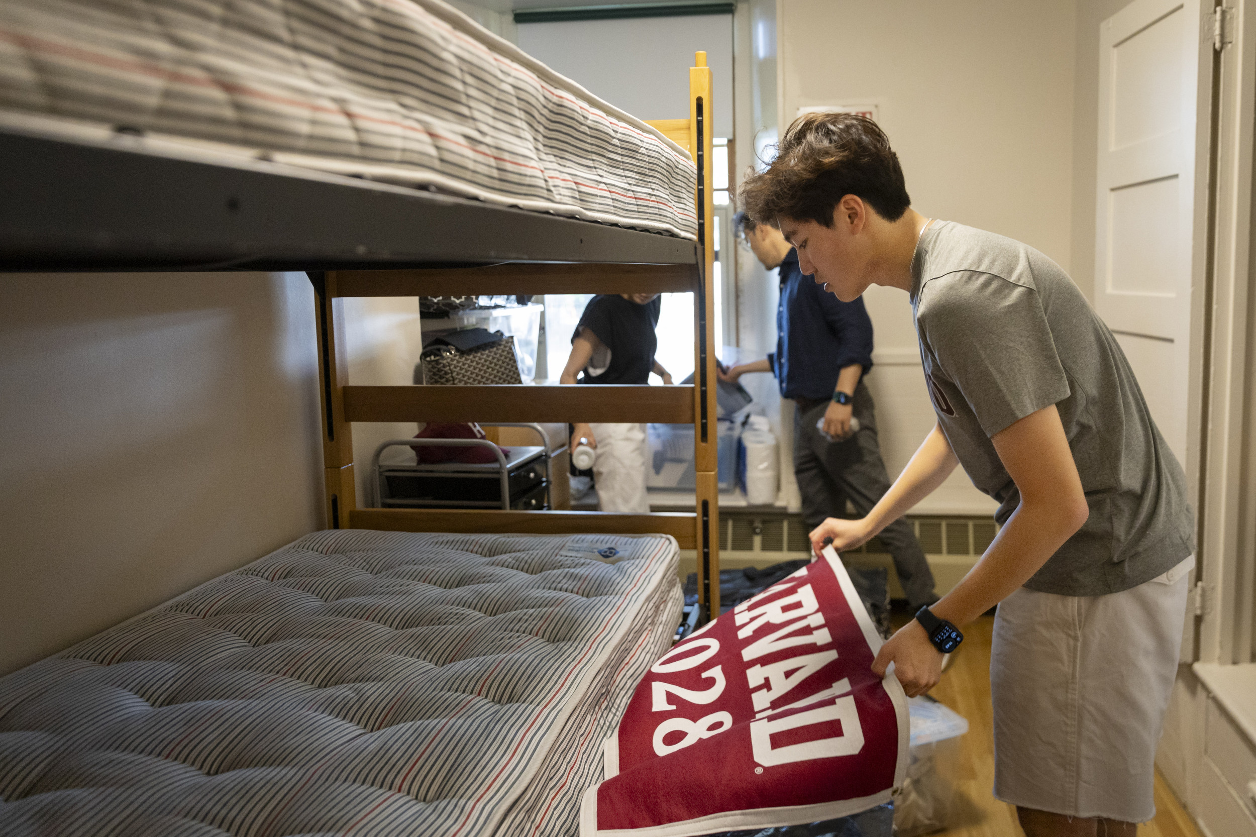 On move-in day, hugs, sweat, and tears — Harvard Gazette