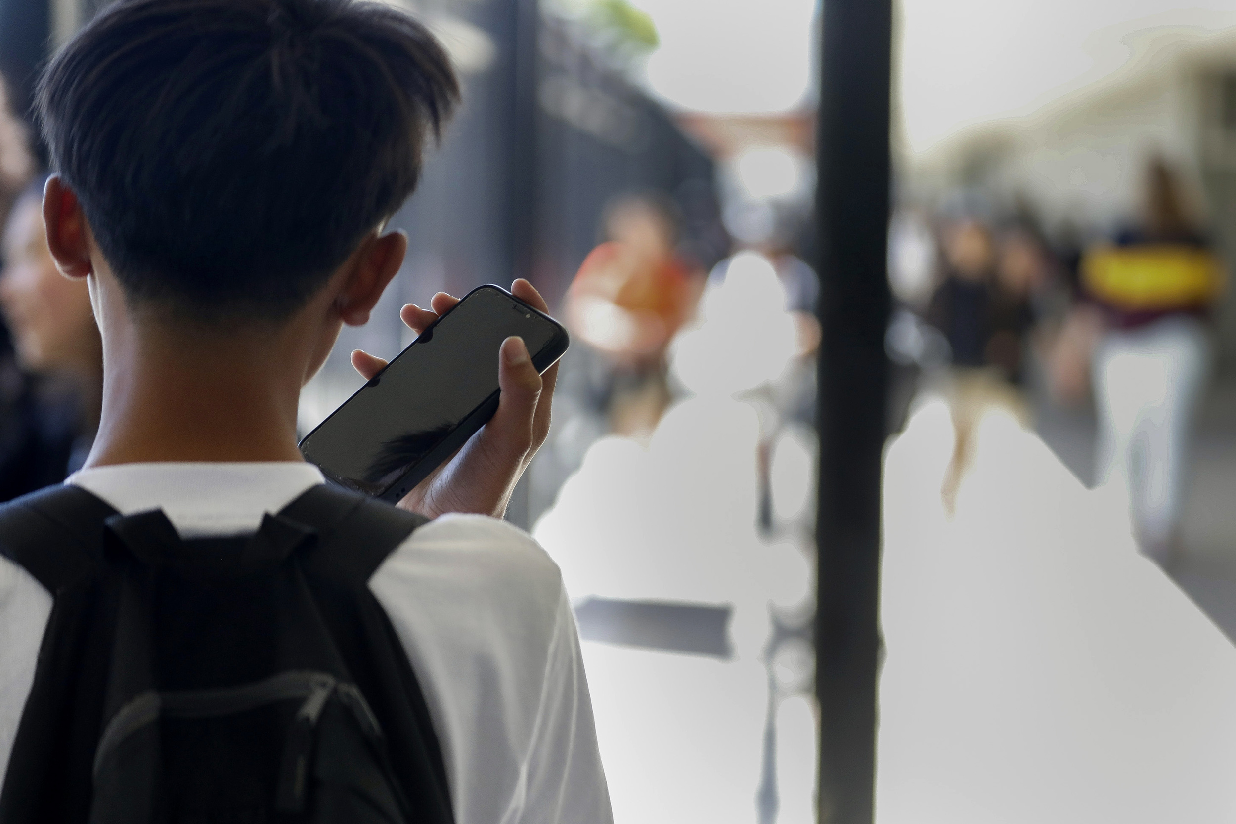 Should schools ban cellphones? — Harvard Gazette